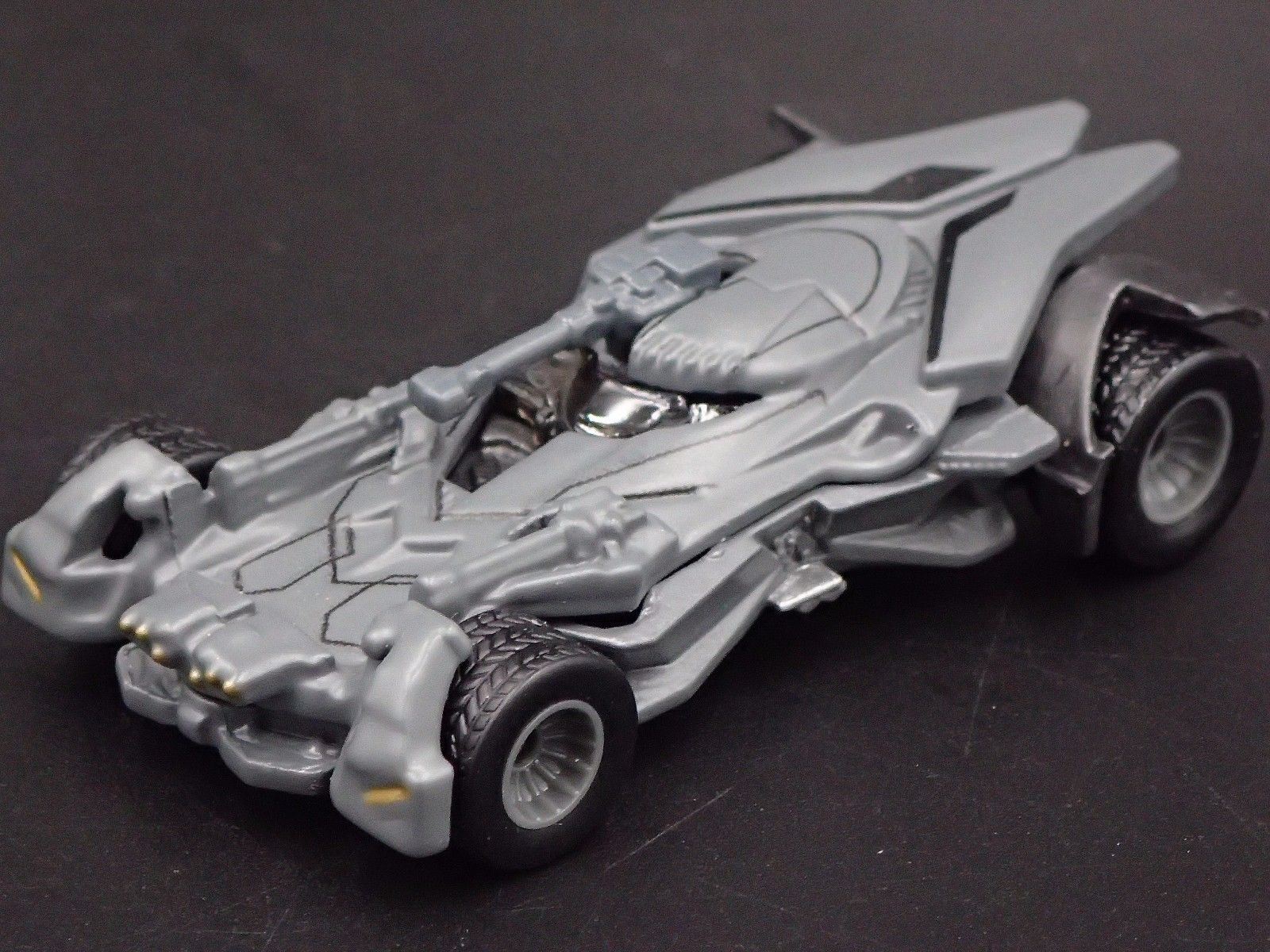 BATMAN JUSTICE LEAGUE BATMOBILE 1:64 SCALE COLLECTIBLE DIORAMA DIECAST ...