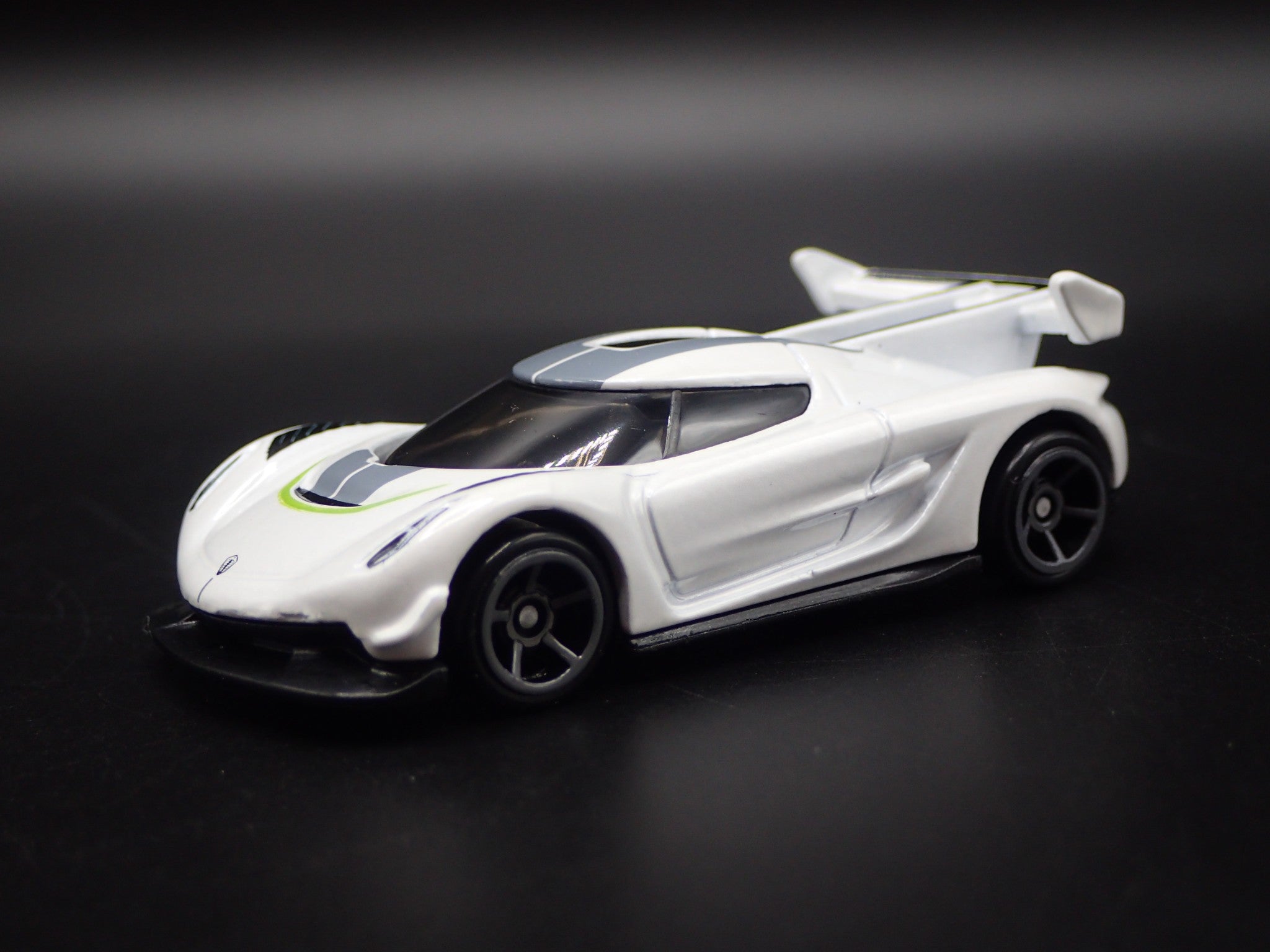 2021-2025 KOENIGSEGG JESKO SUPER CAR WHITE 1:64 SCALE DIORAMA DIECAST ...