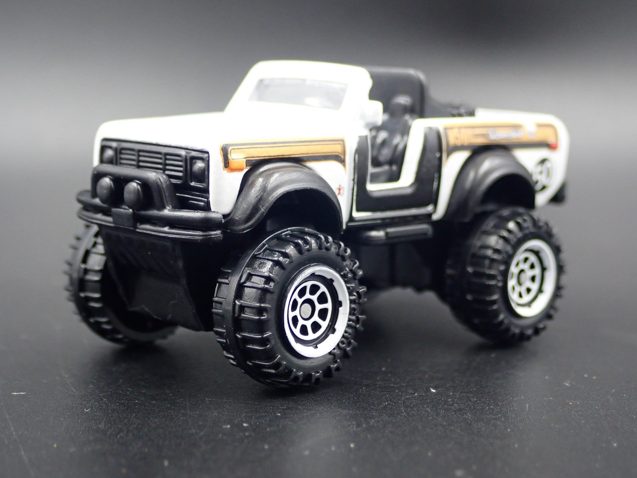 INTERNATIONAL SCOUT 4X4 WHITE 1:64 SCALE COLLECTIBLE DIORAMA DIECAST M ...