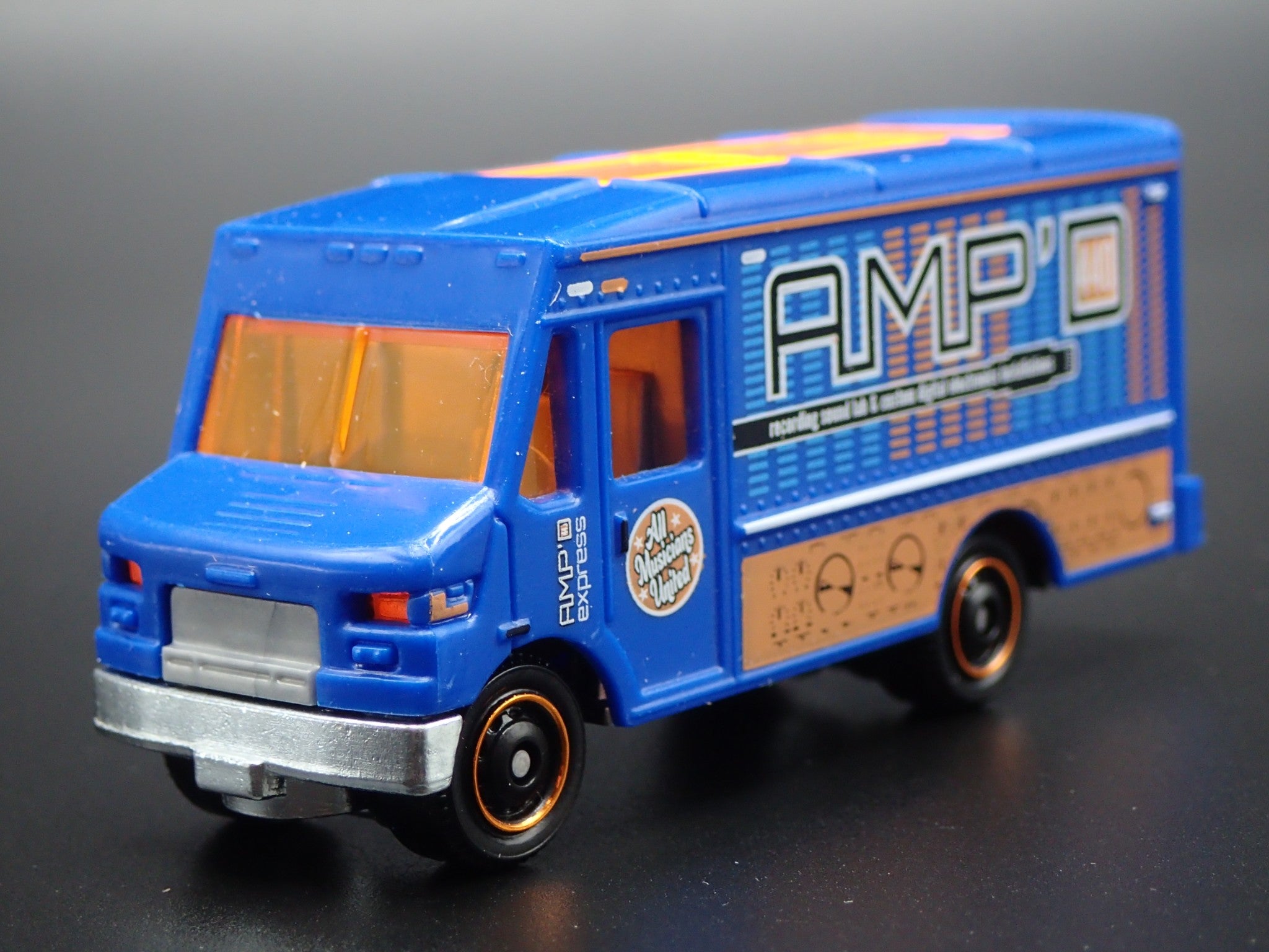 STEP VAN BOX AMP INSTALLATION DELIVERY 1:64 MB SCALE DIORAMA DIECAST M ...