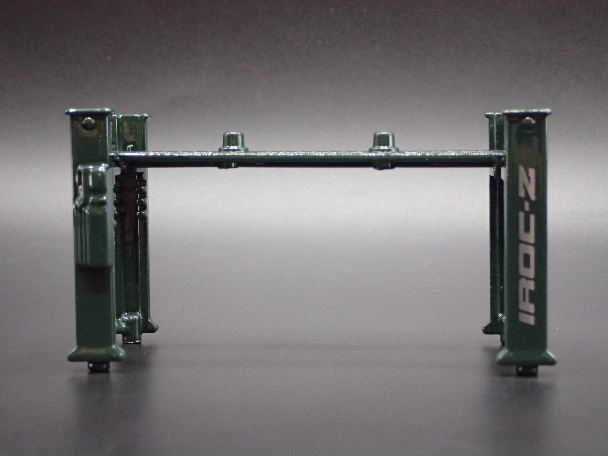 IROC-Z 1:64 SCALE AUTO SHOP MECHANIC GARAGE 4 POST CAR LIFT DIORAMA DI ...