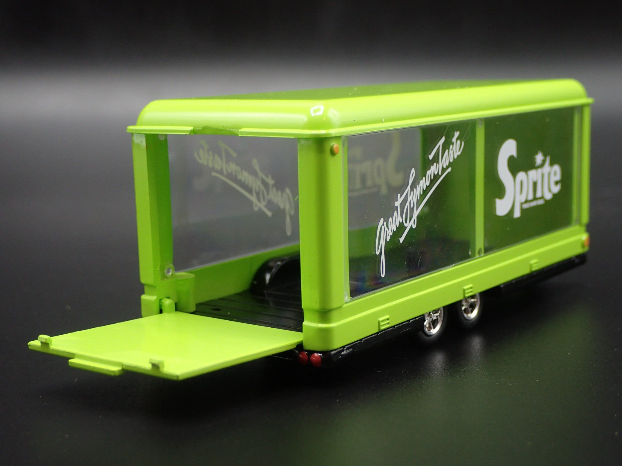ENCLOSED GLASS CAR DISPLAY TRAILER SPRITE RARE 1:64 SCALE DIORAMA DIEC ...