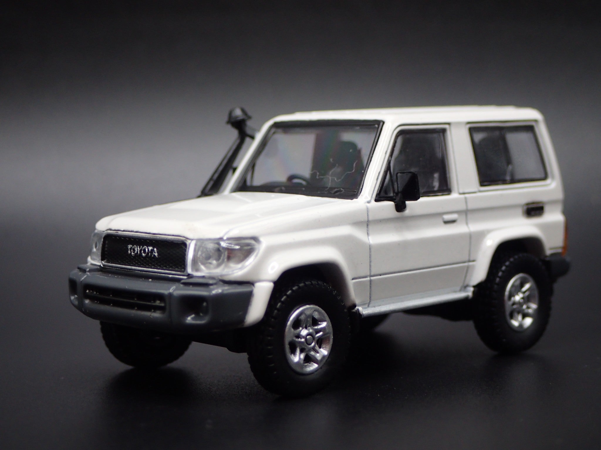 TOYOTA LAND CRUISER 70 SERIES 1/64 SCALE COLLECTIBLE DIORAMA DIECAST M ...