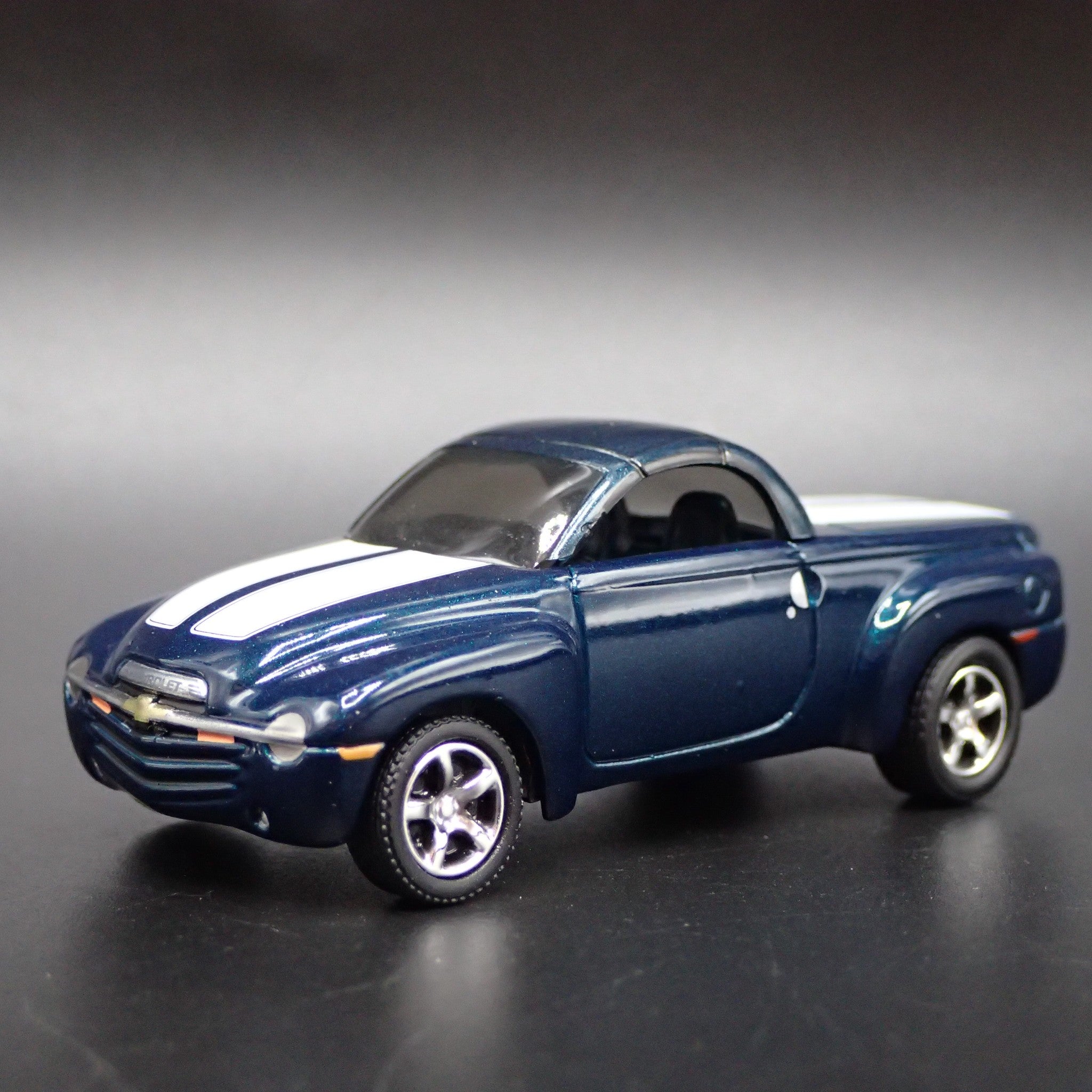 2003-2006 CHEVY CHEVROLET SSR TRUCK BLUE 1:64 SCALE DIORAMA DIECAST MO ...