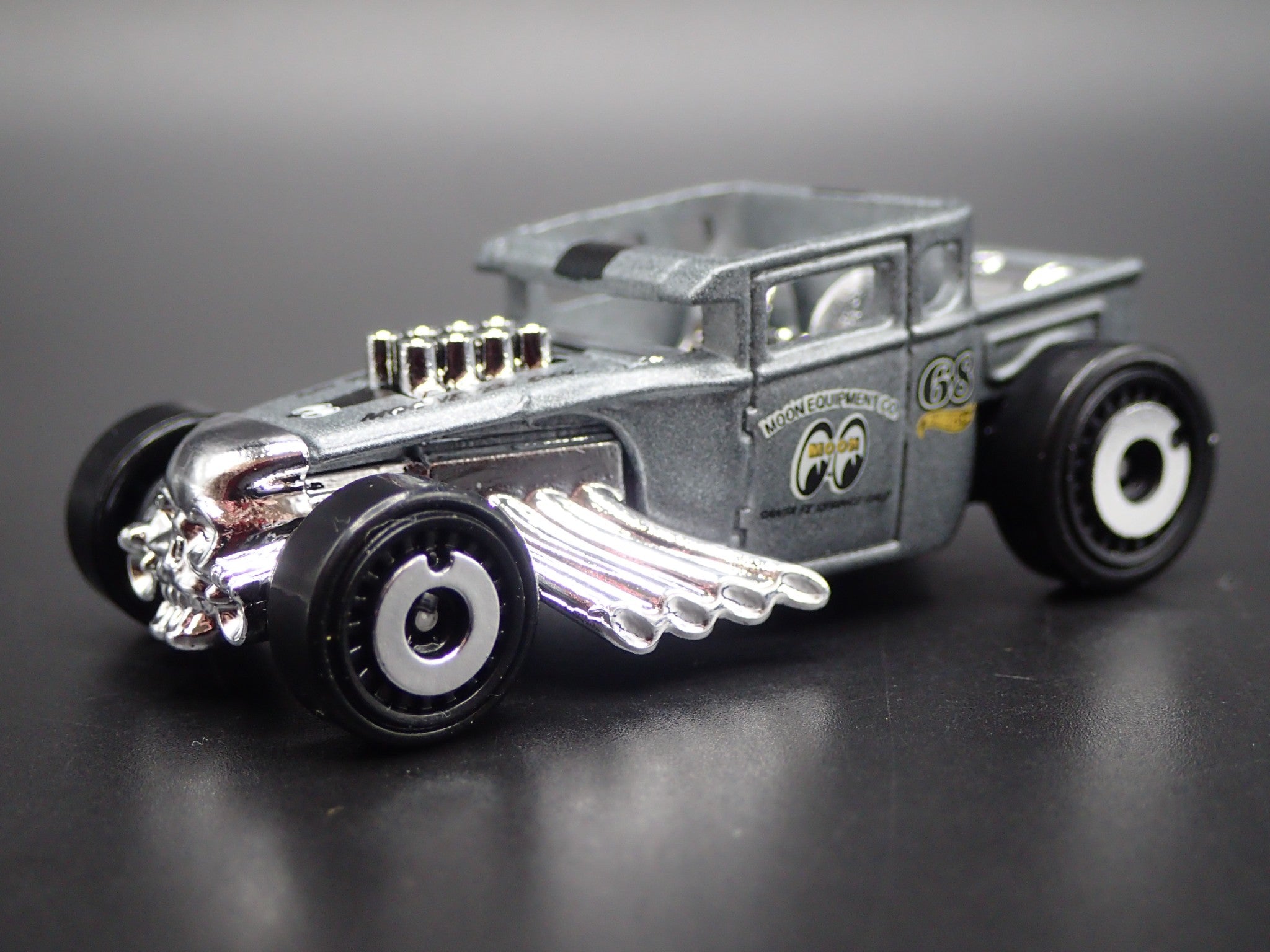 FORD CUSTOM BONE SHAKER HOT ROD MOONEYES 1:64 SCALE DIORAMA DIECAST MO ...