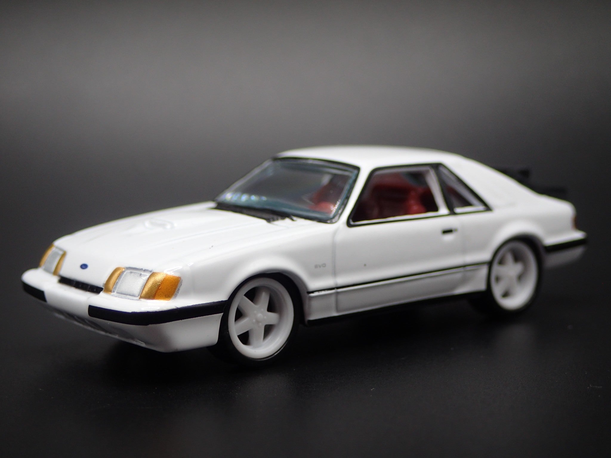 1985 85 FORD MUSTANG SVO FOX BODY WHITE 1:64 SCALE DIORAMA DIECAST MOD ...