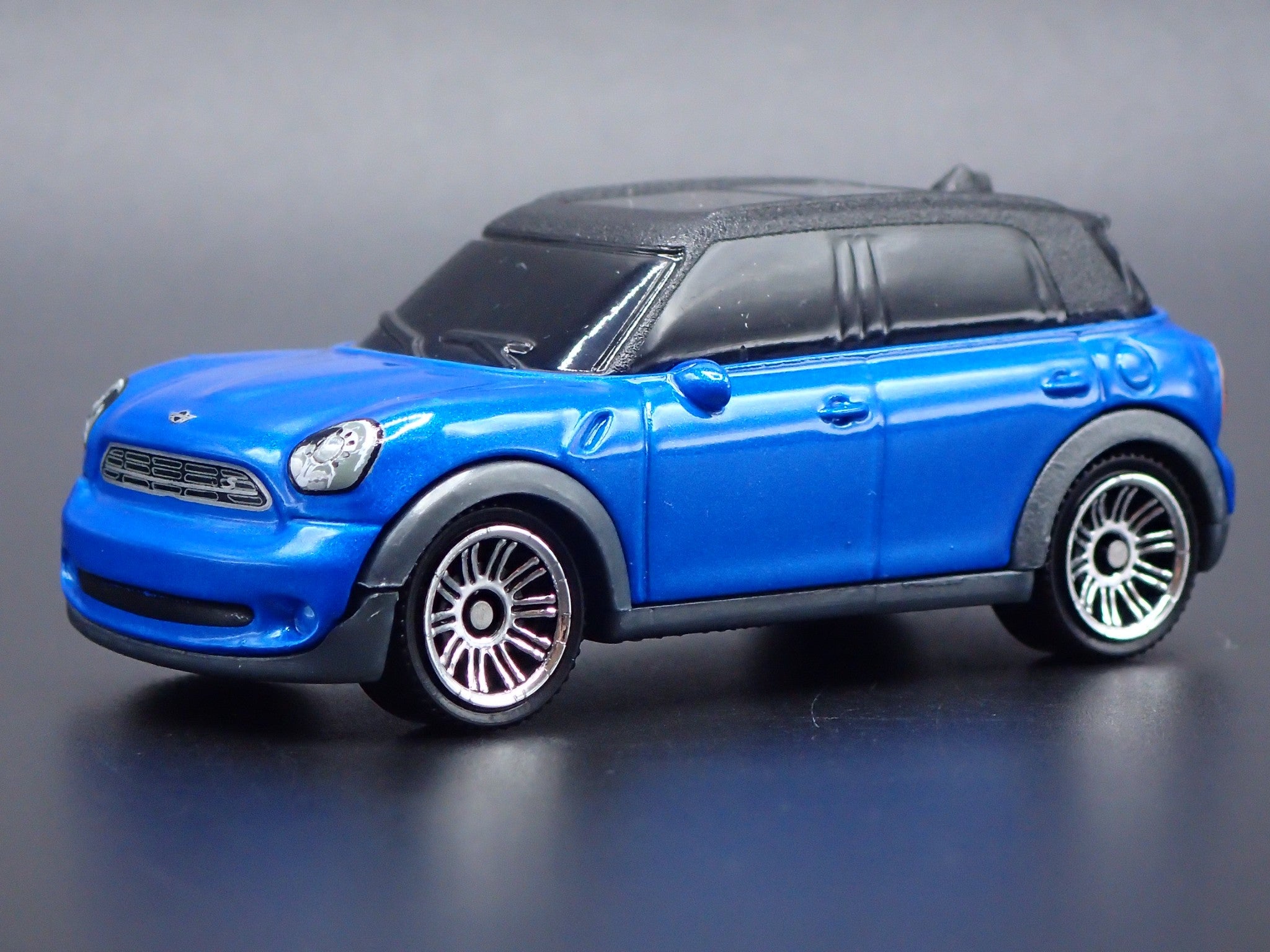 2010 - 2016 MINI COOPER COUNTRYMAN BLUE 1:64 SCALE DIORAMA DIECAST MOD ...