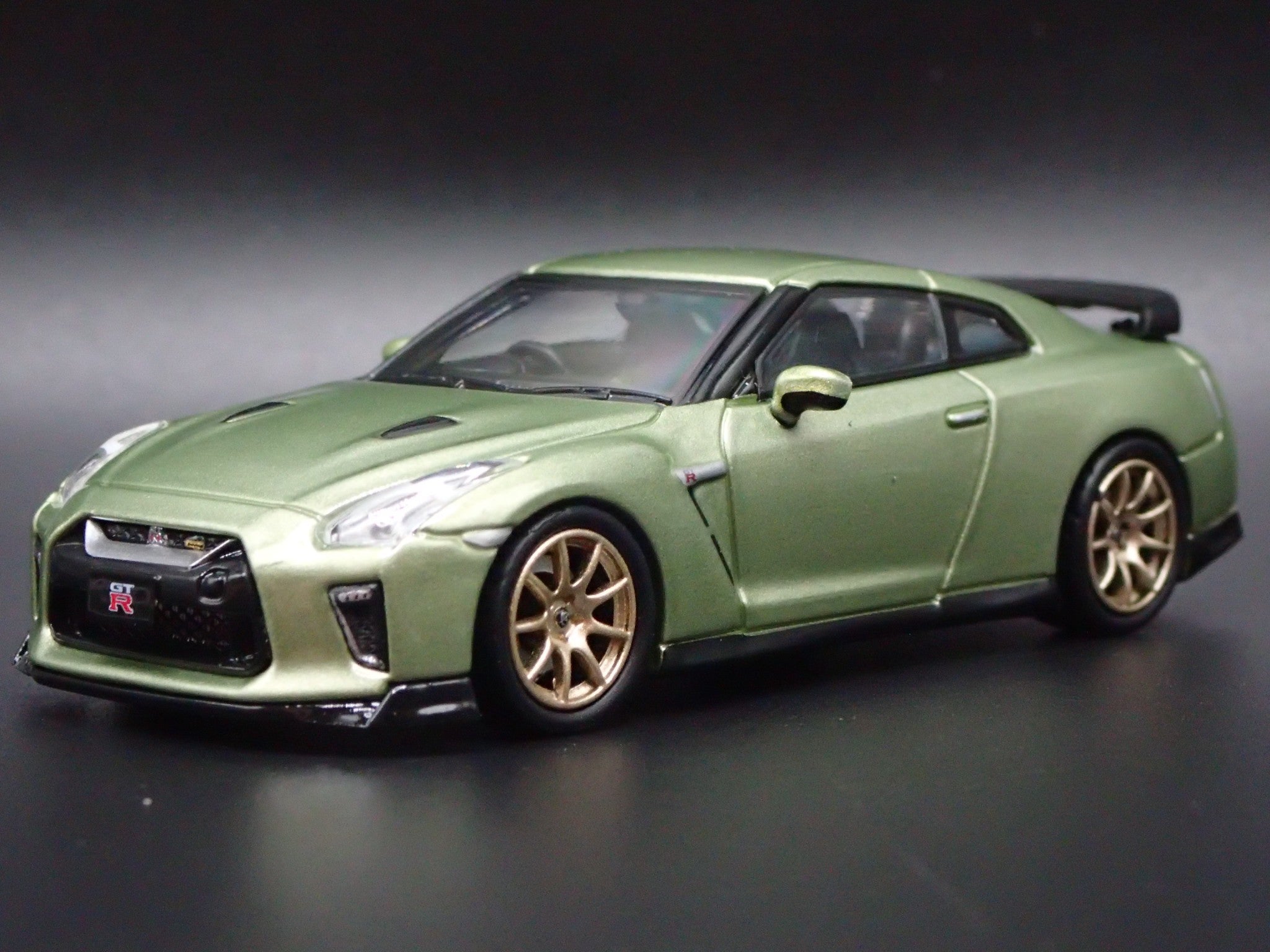 NISSAN GT-R GTR R35 RARE 1:64 SCALE COLECTIBLE DIORAMA DIECAST MODEL C ...