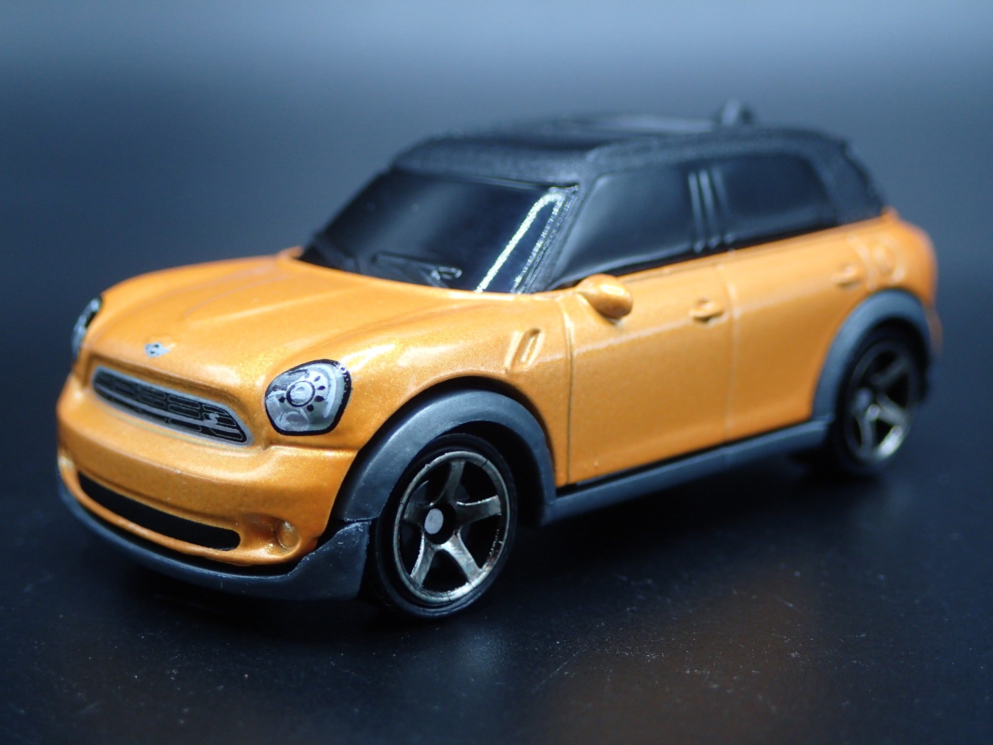 2010 - 2016 MINI COOPER COUNTRYMAN ORANGE 1:64 SCALE DIORAMA DIECAST M ...