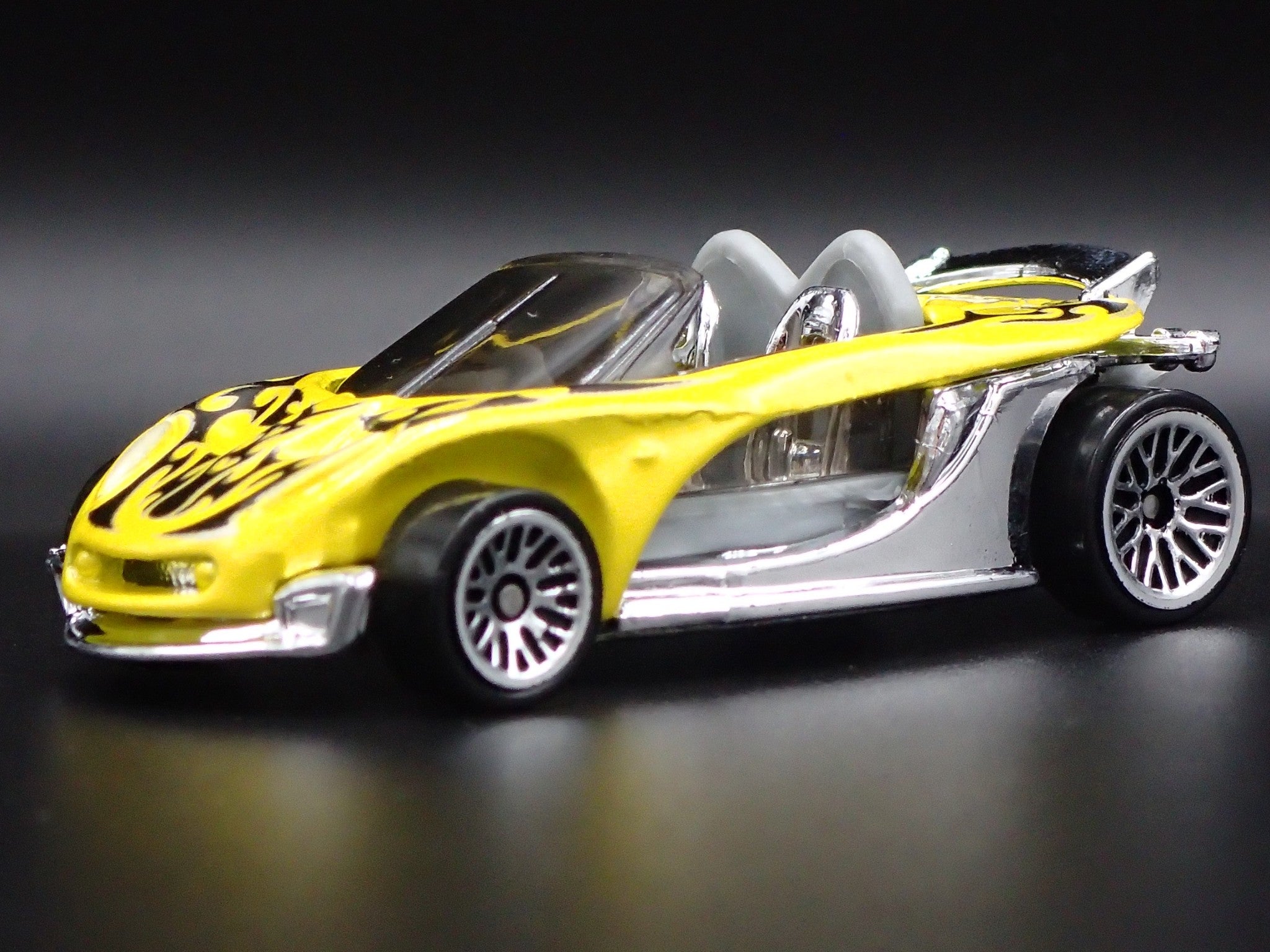 2000 00 LOTUS ELISE 340R YELLOW 1:64 SCALE COLLECTIBLE DIORAMA DIECAST ...