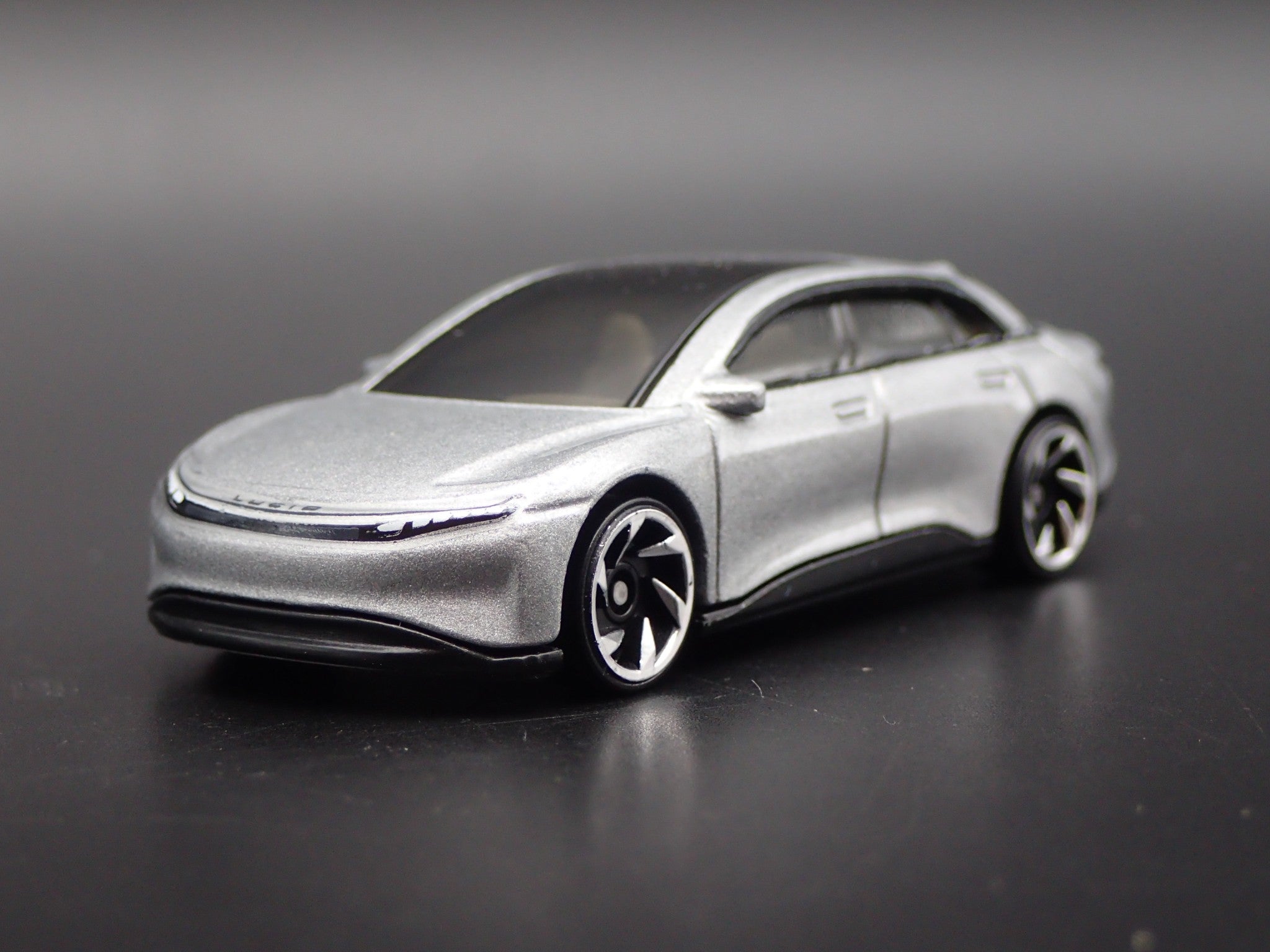 2022-2026 LUCID AIR ELECTRIC VEHICLE SILVER 1:64 SCALE DIORAMA DIECAST ...