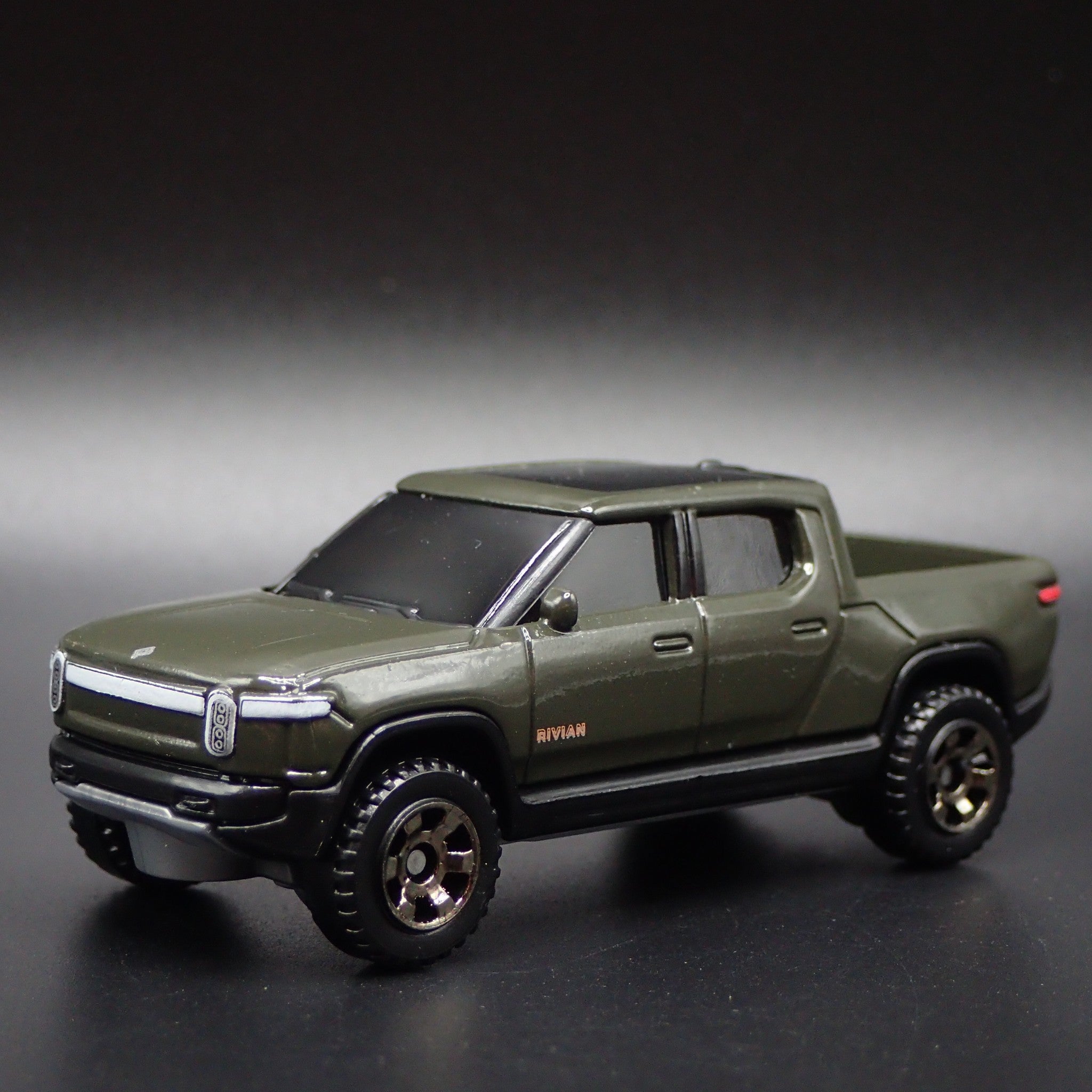 2022-2024 RIVIAN R1T ELECTRIC PICKUP TRUCK 1:64 SCALE DIORAMA DIECAST ...