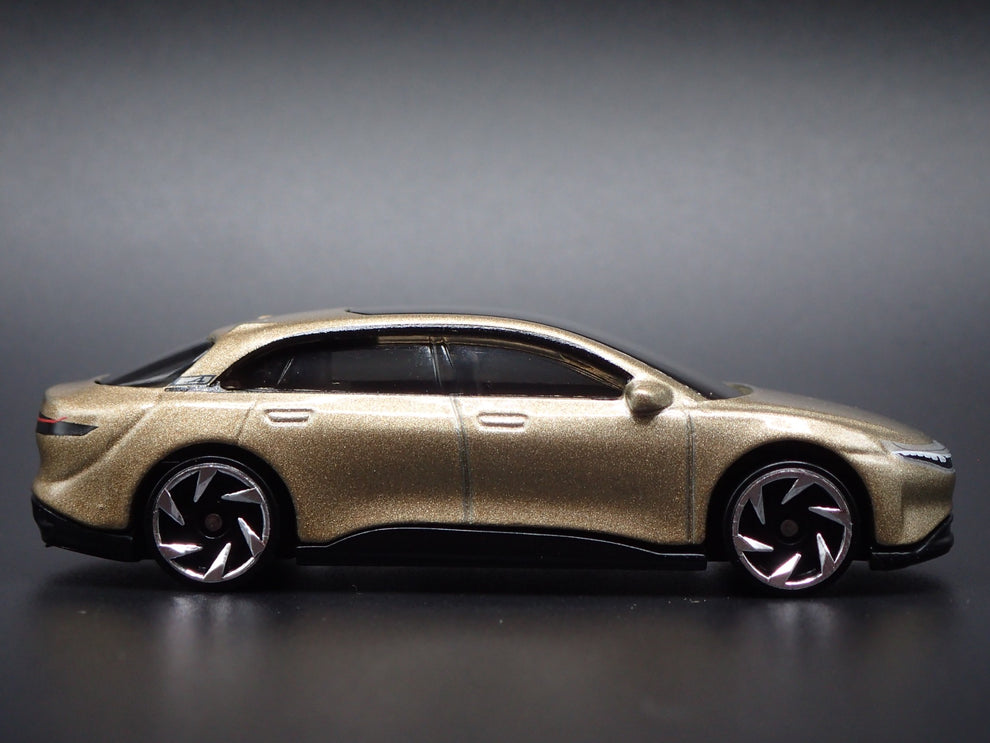 2022-2026 LUCID AIR ELECTRIC VEHICLE GOLD 1:64 SCALE DIORAMA DIECAST M ...
