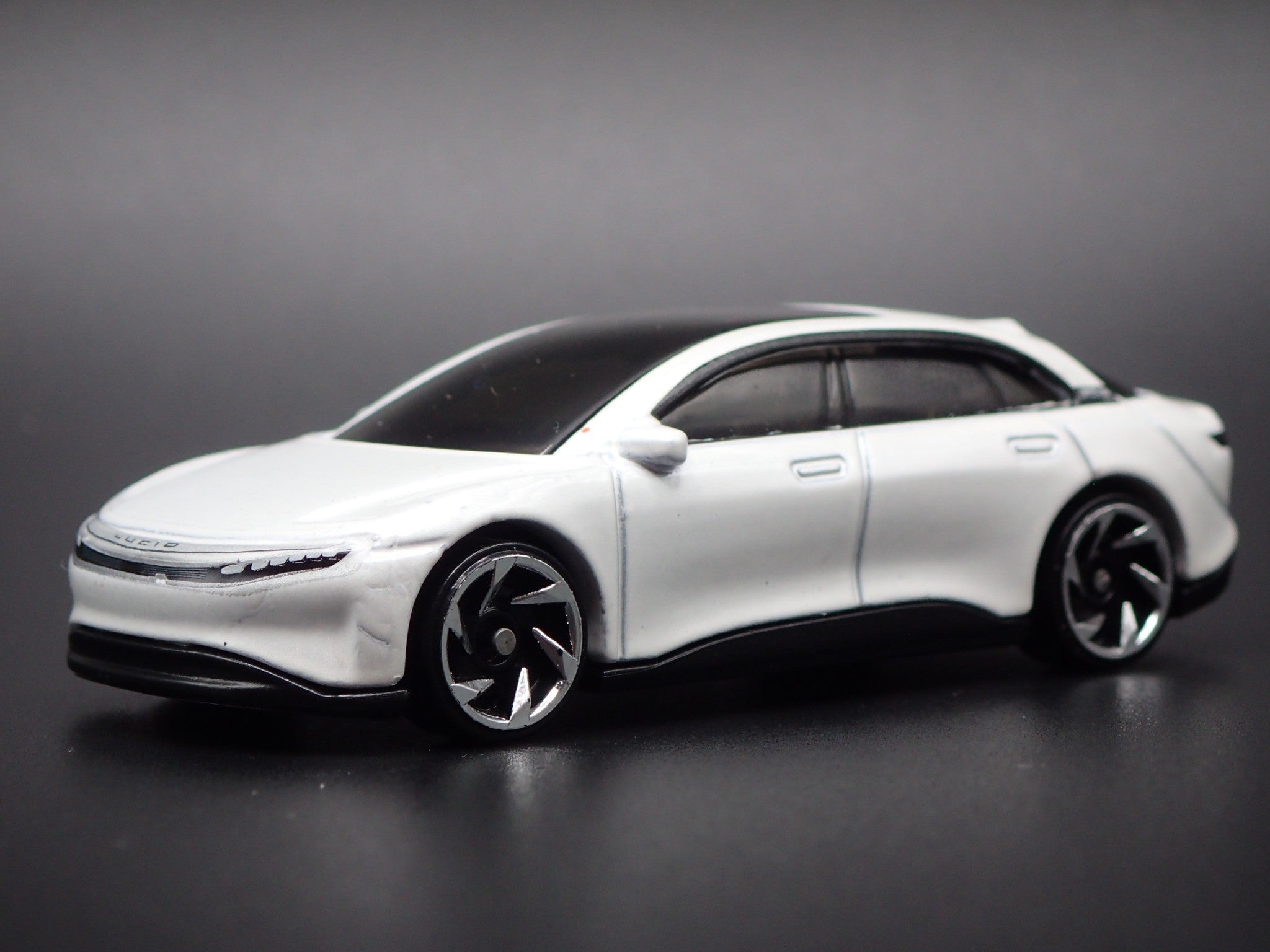 2022-2026 LUCID AIR ELECTRIC VEHICLE WHITE 1:64 SCALE DIORAMA DIECAST ...