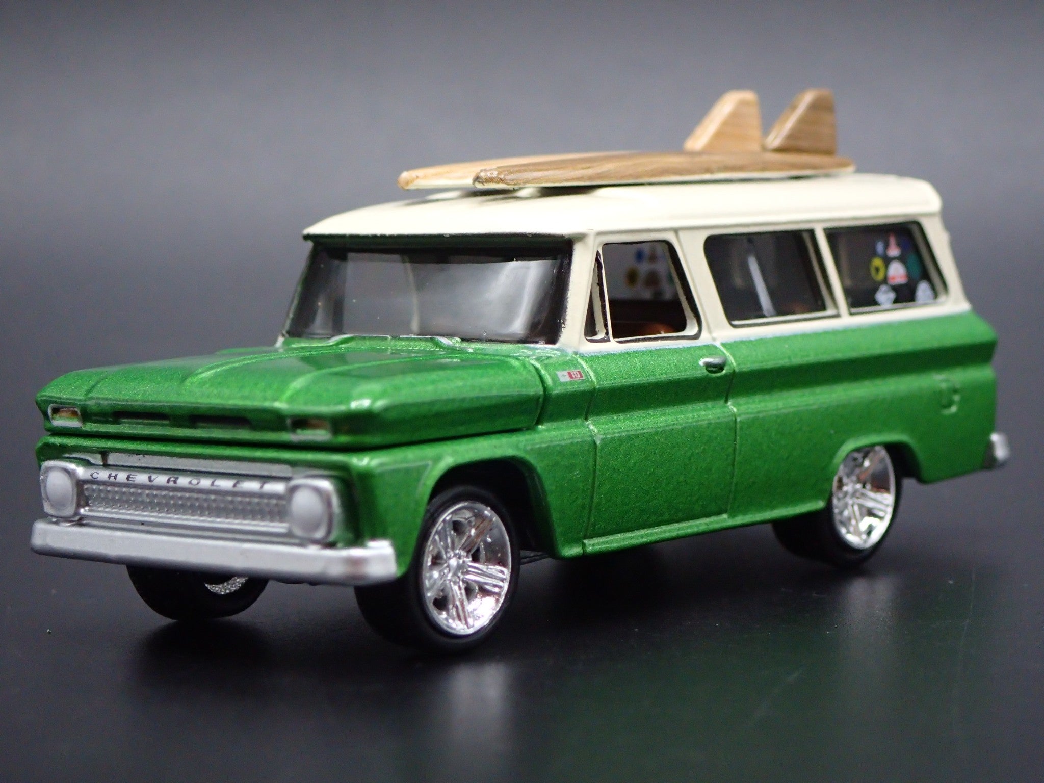 1965 65 CHEVY CHEVROLET SUBURBAN SURFBOARD 1:64 SCALE DIORAMA DIECAST ...