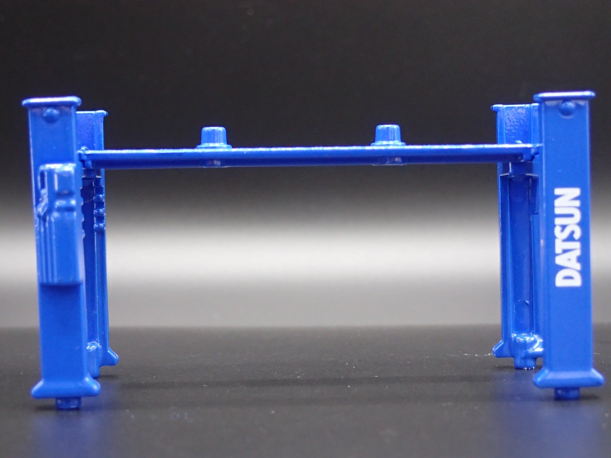 DATSUN 1:64 SCALE AUTO SHOP MECHANIC GARAGE 4 POST CAR LIFT DIORAMA MO ...