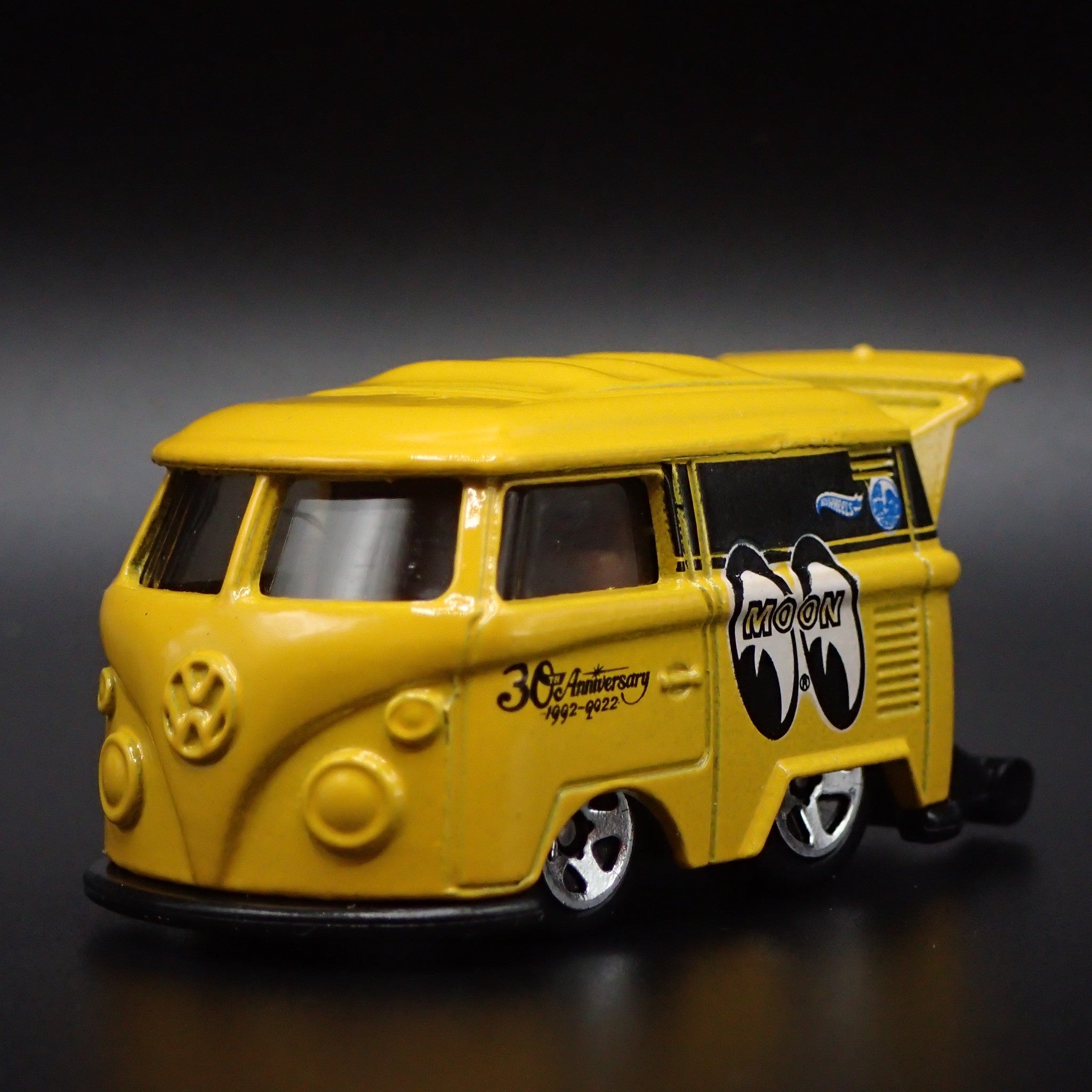 VW VOLKSWAGEN KOOL KOMBI MINI BUS VAN MOONEYES RARE 1:64 SCALE DIECAST ...