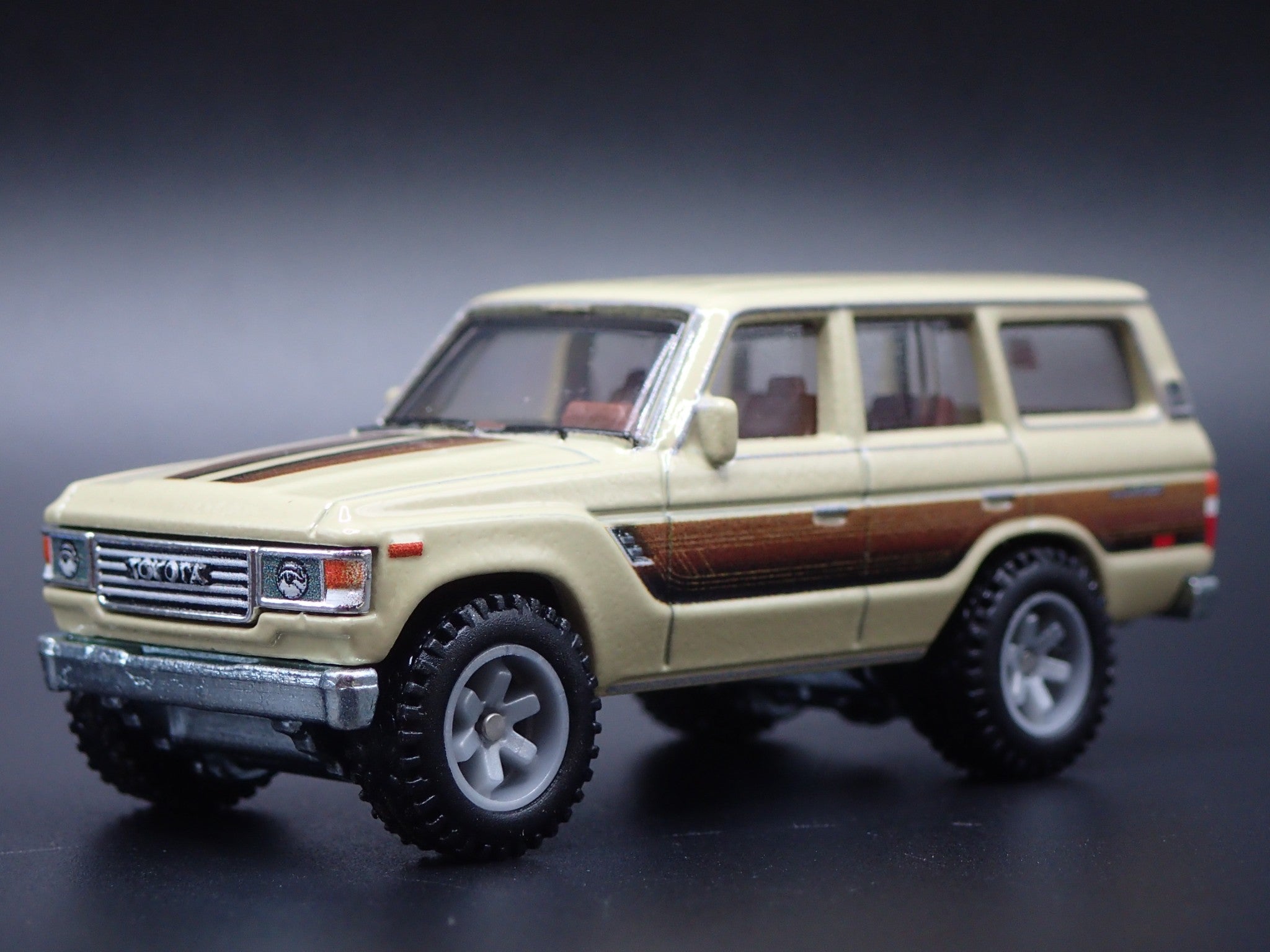 1980 - 1990 TOYOTA LAND CRUISER FJ60 TAN 1/64 SCALE DIORAMA DIECAST MO ...