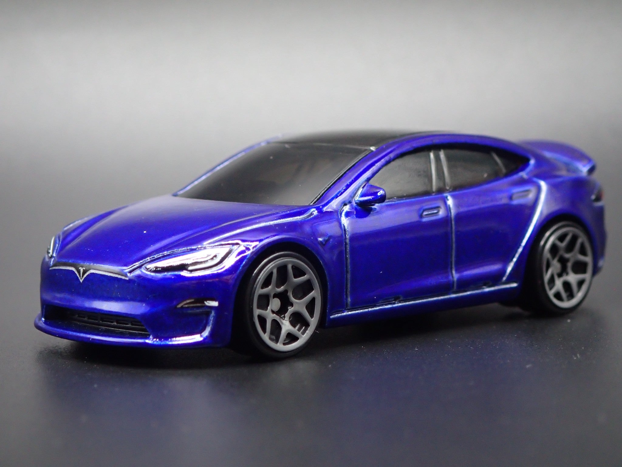 2021-2025 TESLA MODEL S PLAID 1/64 SCALE COLLECTIBLE DIORAMA DIECAST M ...