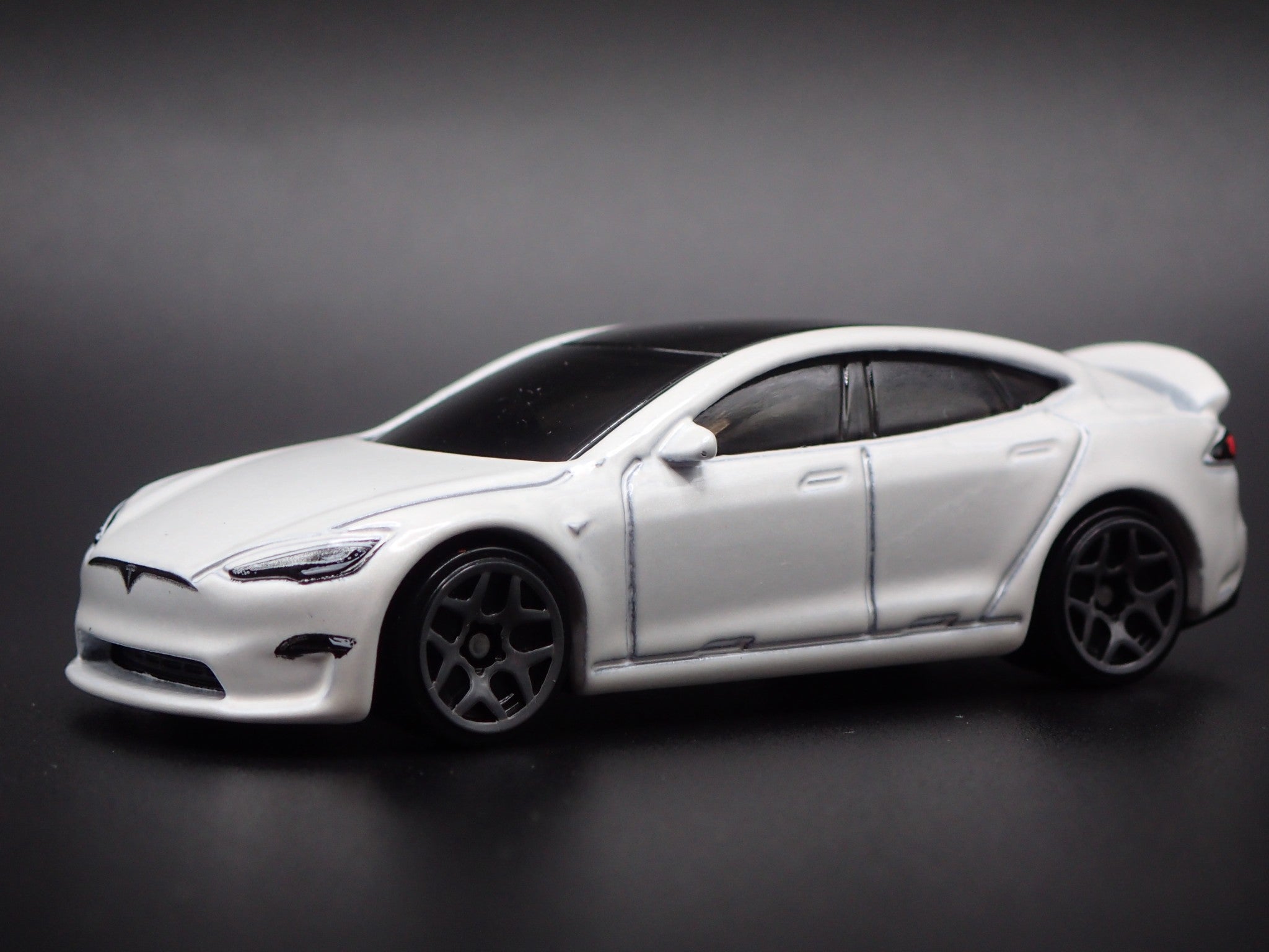 2021-2025 TESLA MODEL S PLAID 1/64 SCALE COLLECTIBLE DIORAMA DIECAST M ...
