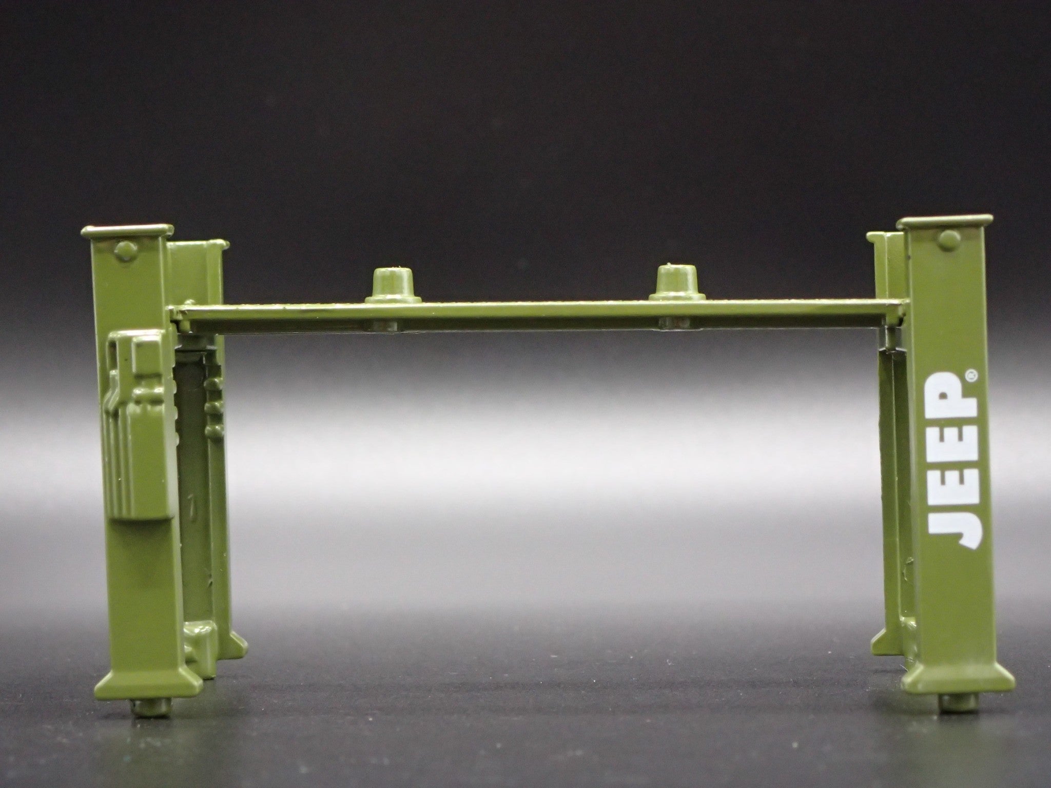 JEEP 1:64 SCALE AUTO SHOP MECHANIC GARAGE 4 POST CAR LIFT DIORAMA MODE ...