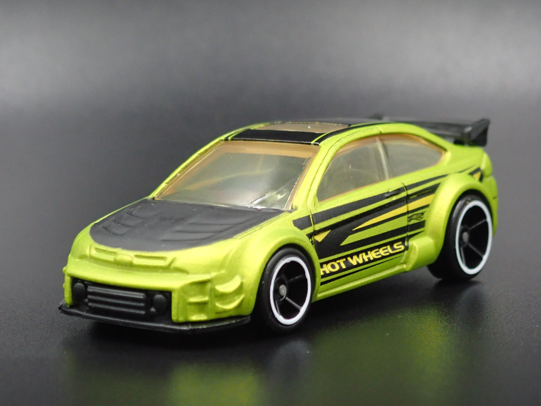 2004 - 2011 FORD FOCUS GREEN 1:64 SCALE COLLECTIBLE DIORAMA DIECAST MO ...