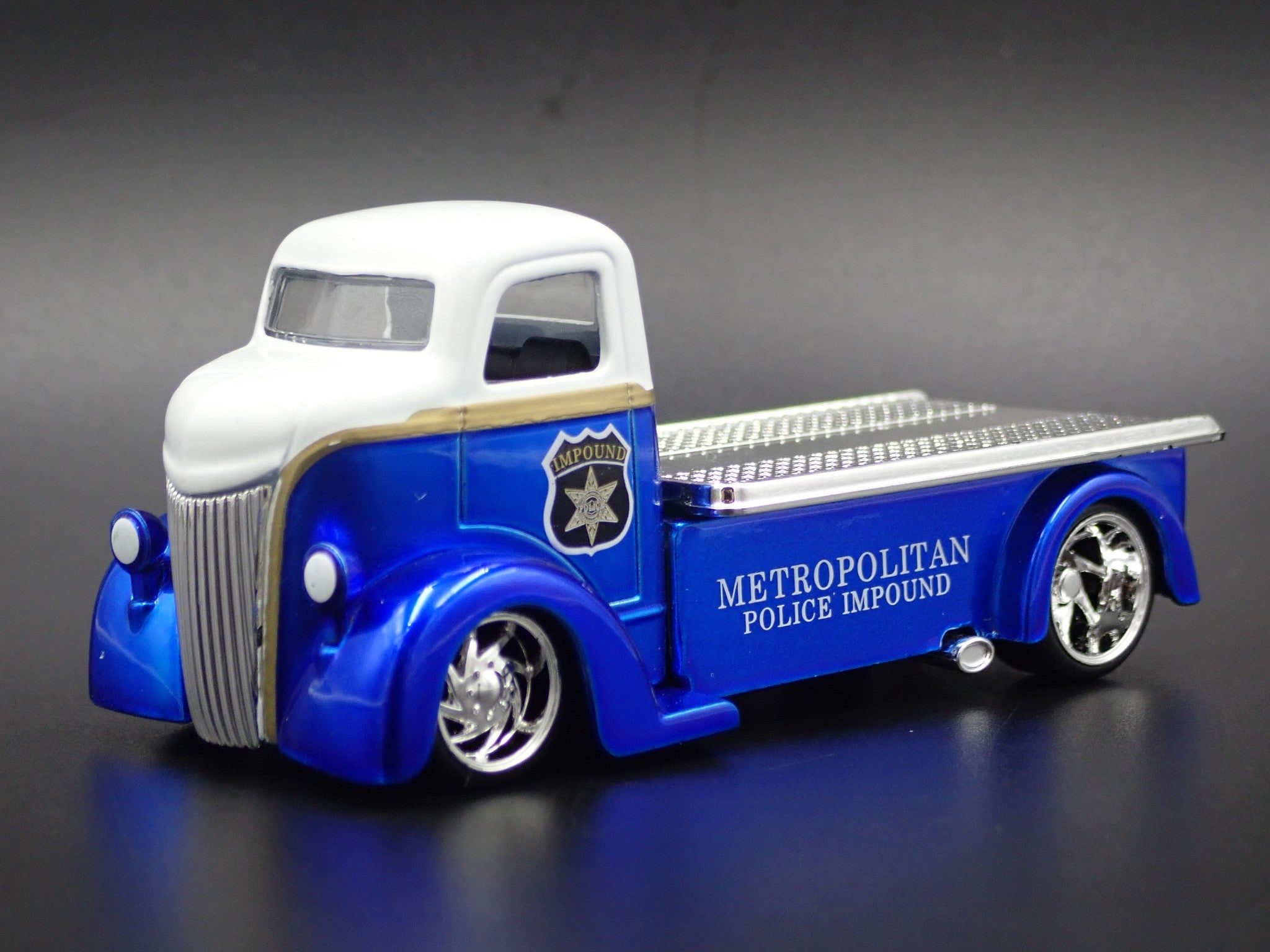 1947 47 FORD COE FLATBED METRO POLICE BLUE 1:64 SCALE DIORAMA DIECAST ...
