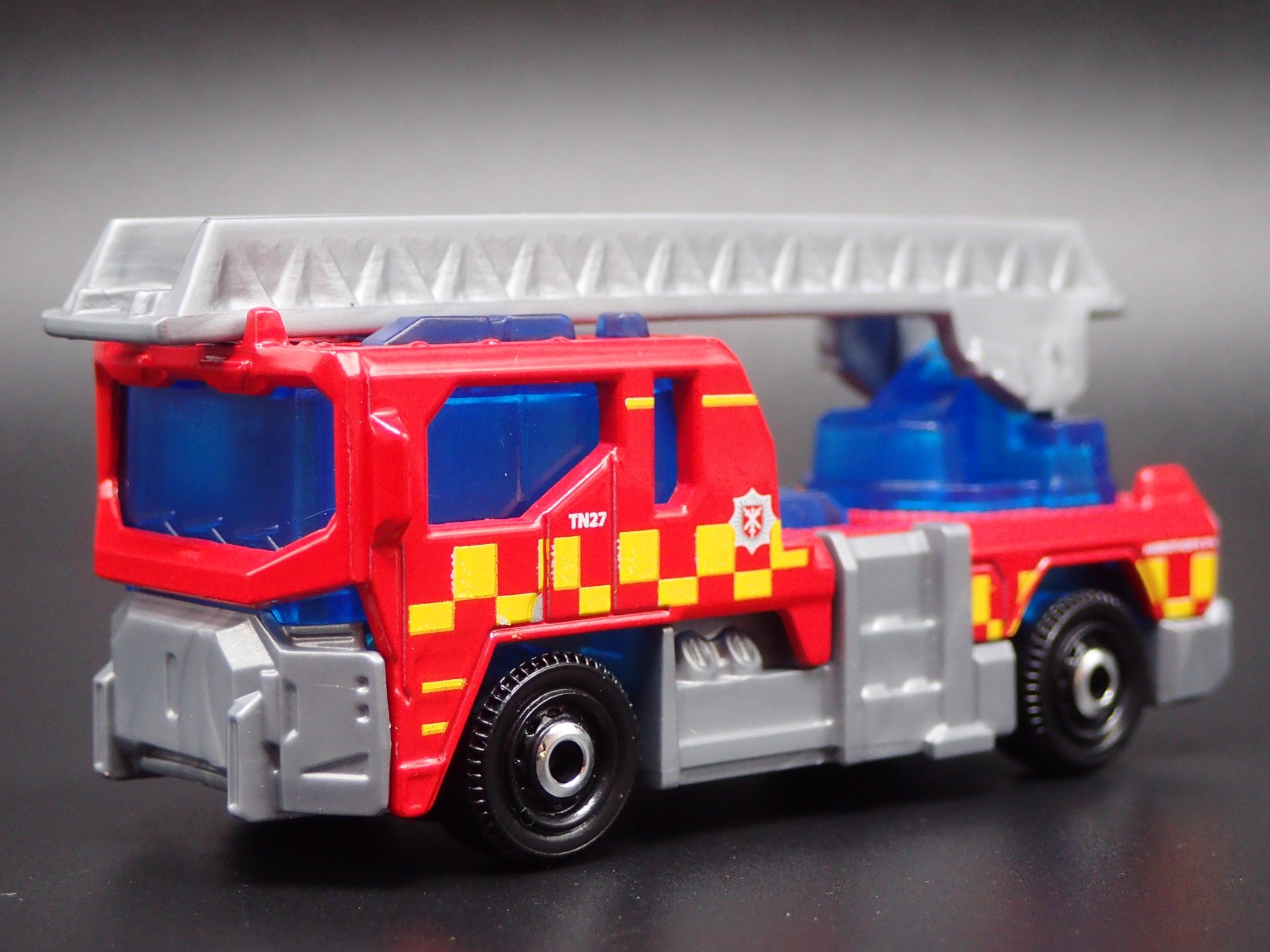 MODERN FIRE TRUCK LADDER TRUCK RED 1:64 MB SCALE COLLECTIBLEDIECAST MO ...