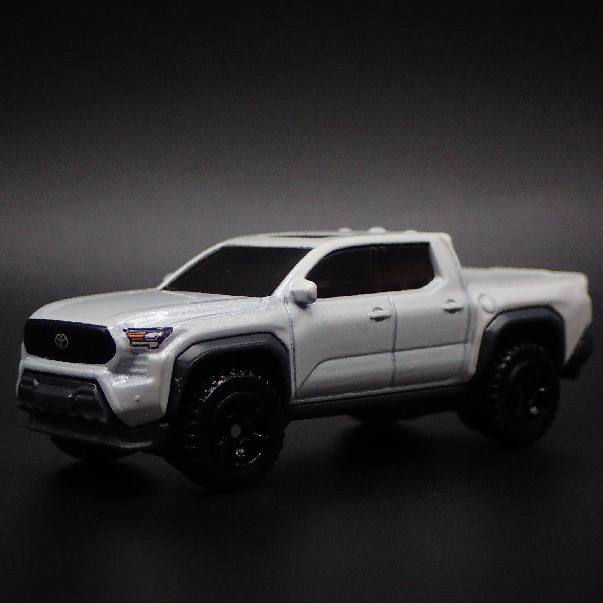 2024-2025 TOYOTA TACOMA PICKUP TRUCK WHITE 1:64 SCALE DIORAMA DIECAST ...