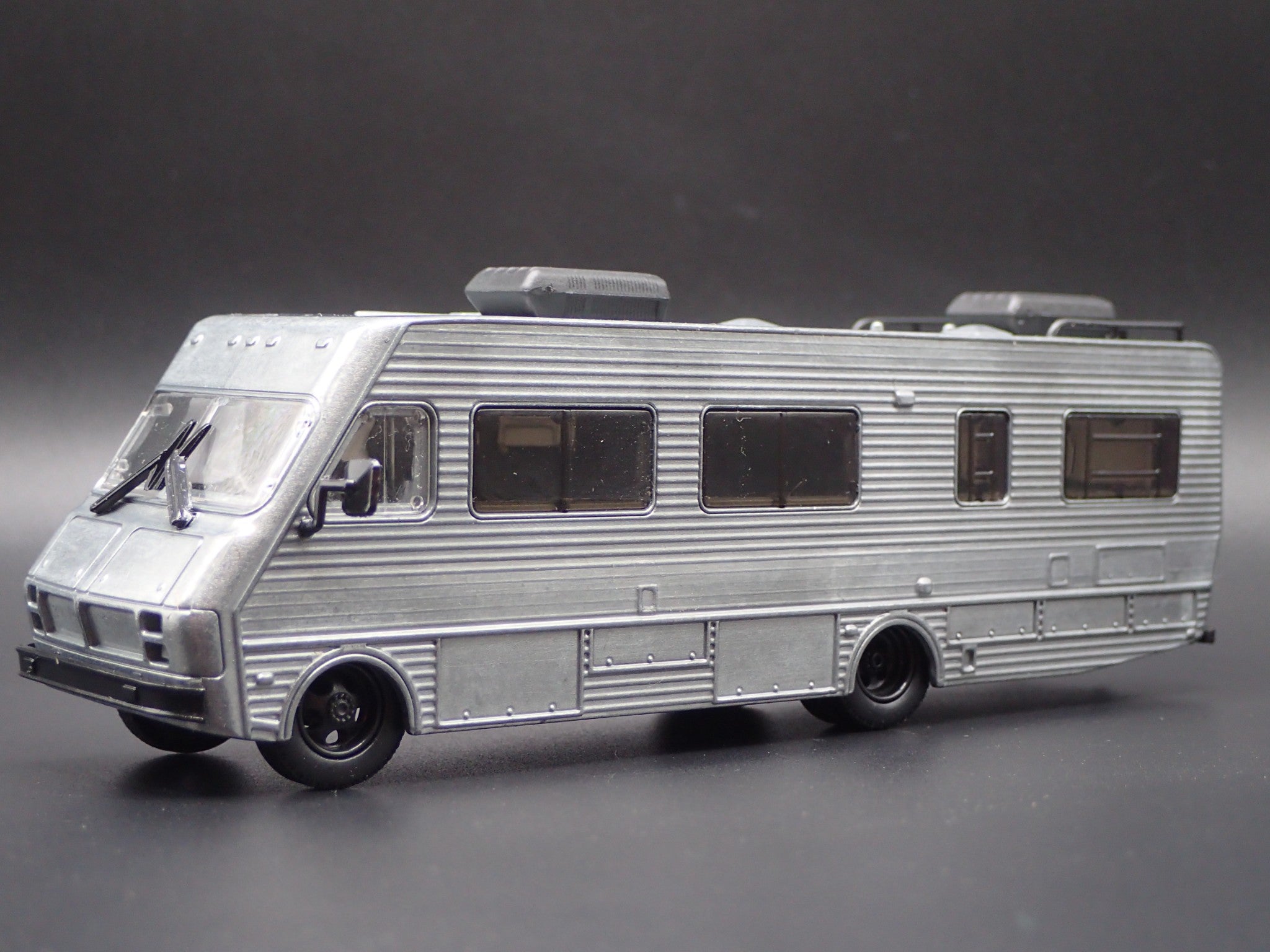 1986 86 FLEETWOOD BOUNDER RV MOTORHOME 1:64 SCALE COLLECTIBLE DIECAST ...