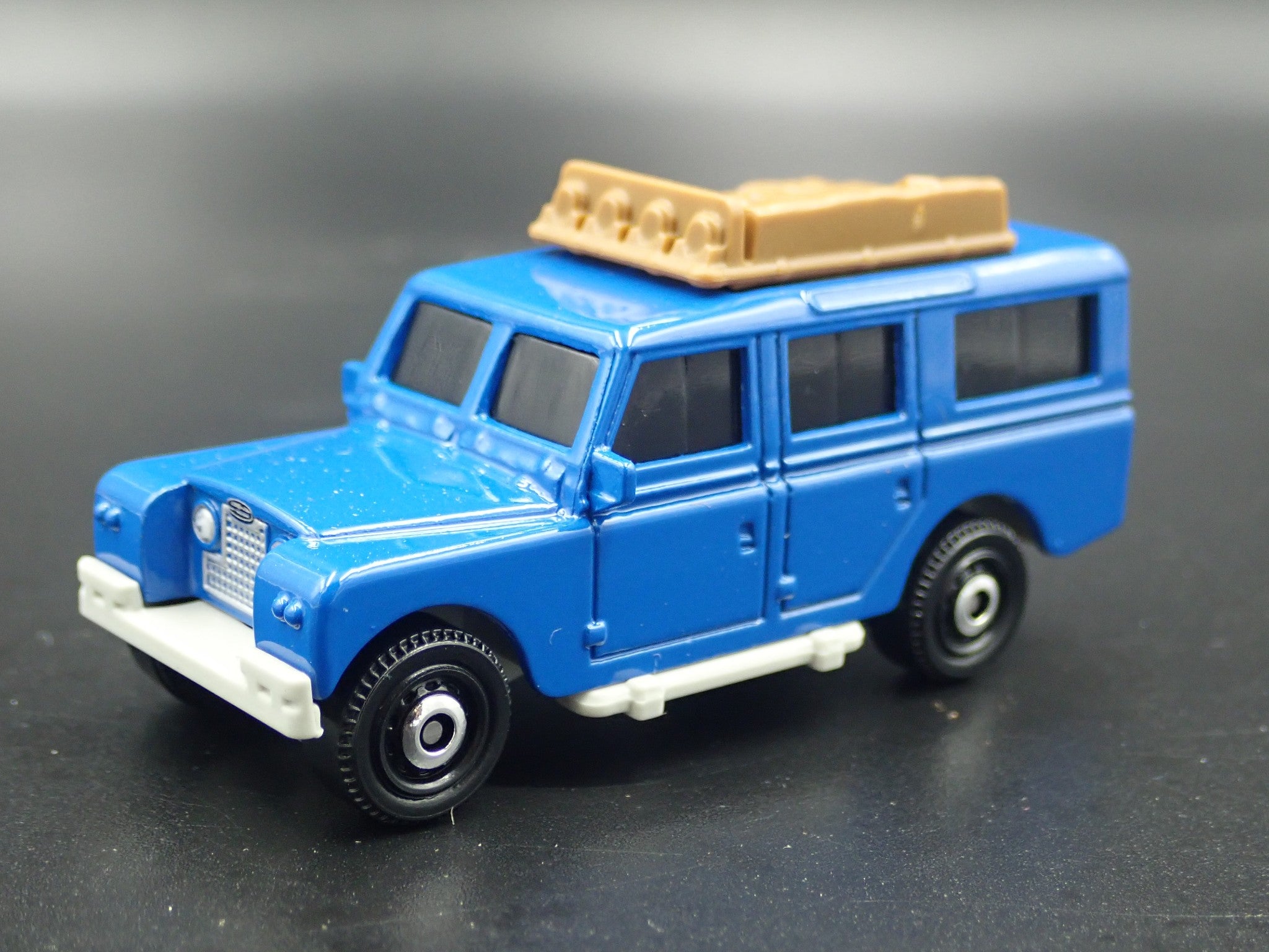 1961-1971 LAND ROVER GEN II 1/64 SCALE COLLECTIBLE DIORAMA DIECAST MOD ...