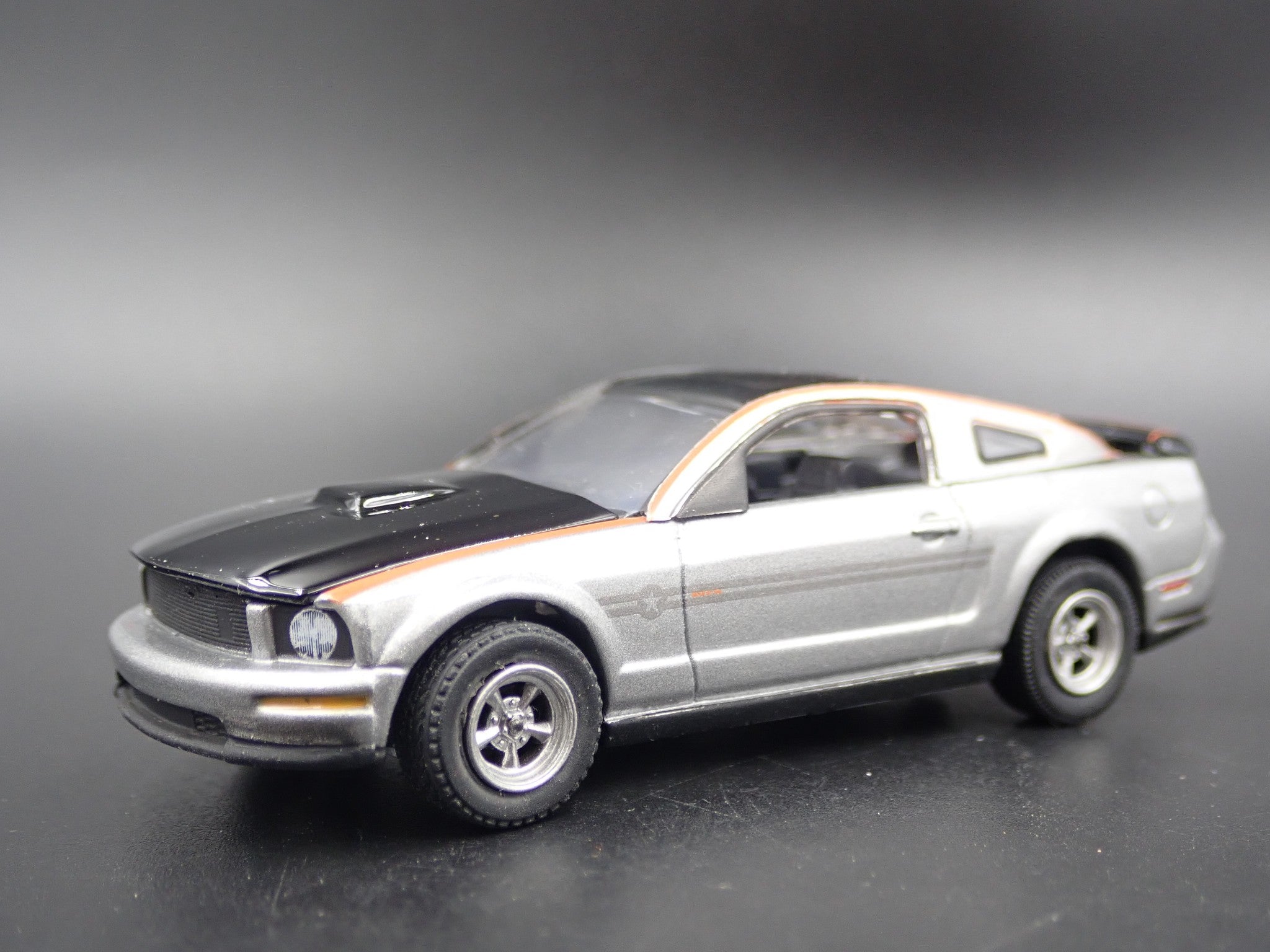 2009 09 FORD MUSTANG CUSTOM 1/64 SCALE COLLECTIBLE DIORAMA DIECAST MOD ...