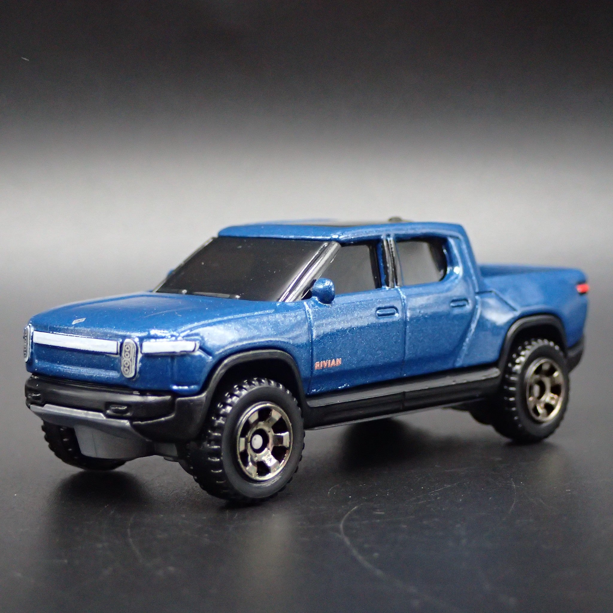 2022-2024 RIVIAN R1T ELECTRIC PICKUP TRUCK 1:64 SCALE DIORAMA DIECAST ...