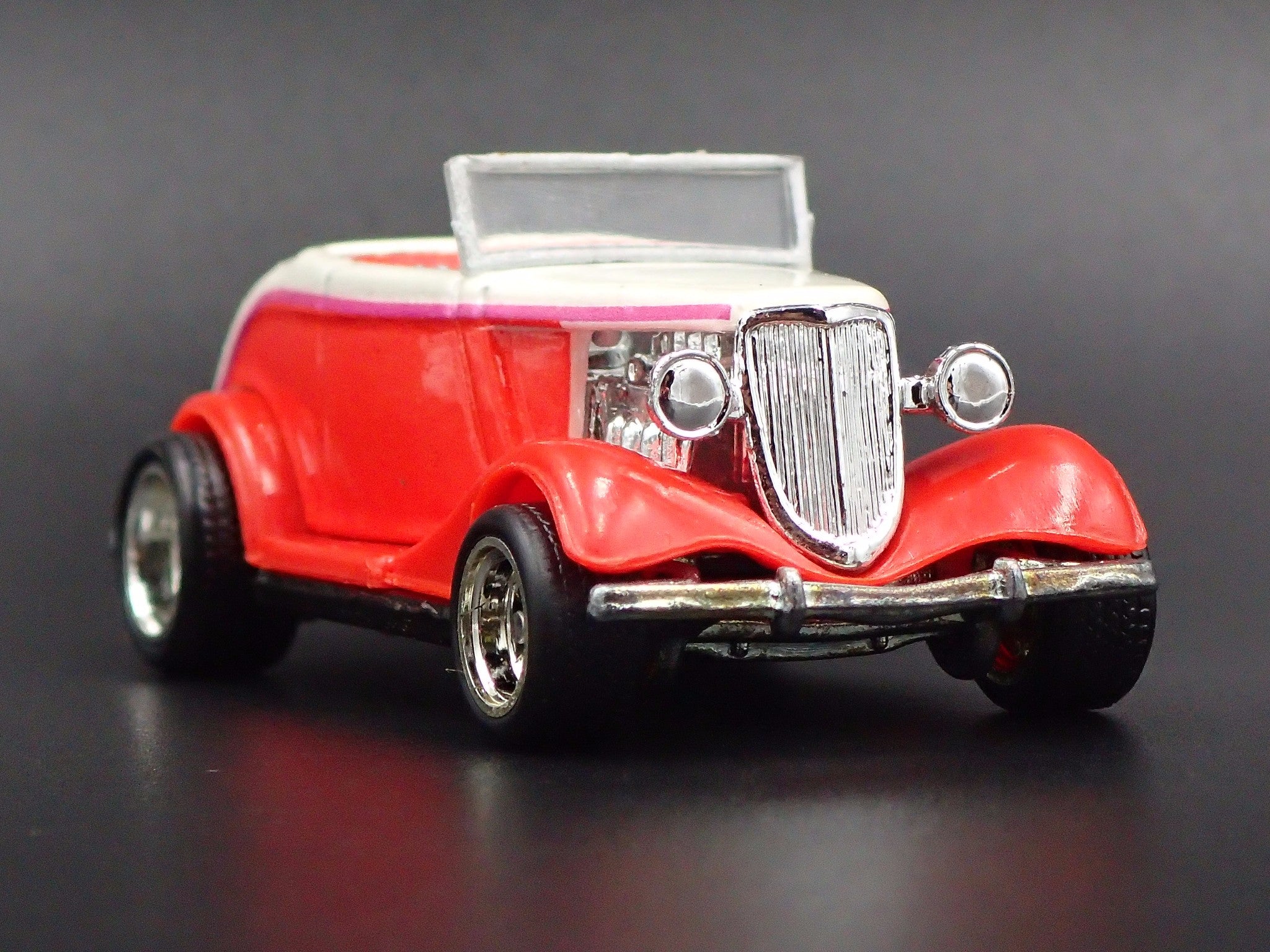 1933 33 FORD ROADSTER HOT ROD 1:64 SCALE COLLECTIBLE DIORAMA DIECAST M ...